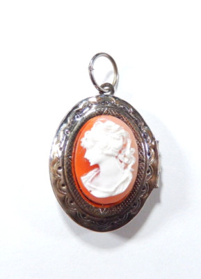Vintage Unsigned Etched Gold-Tone Beautiful Lady Cameo Locket Pendant ...
