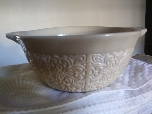 NEW TEMP TATIONS CARVED CREAM COLOR MEDALION PATTERN 1.5 QT BOWL ...