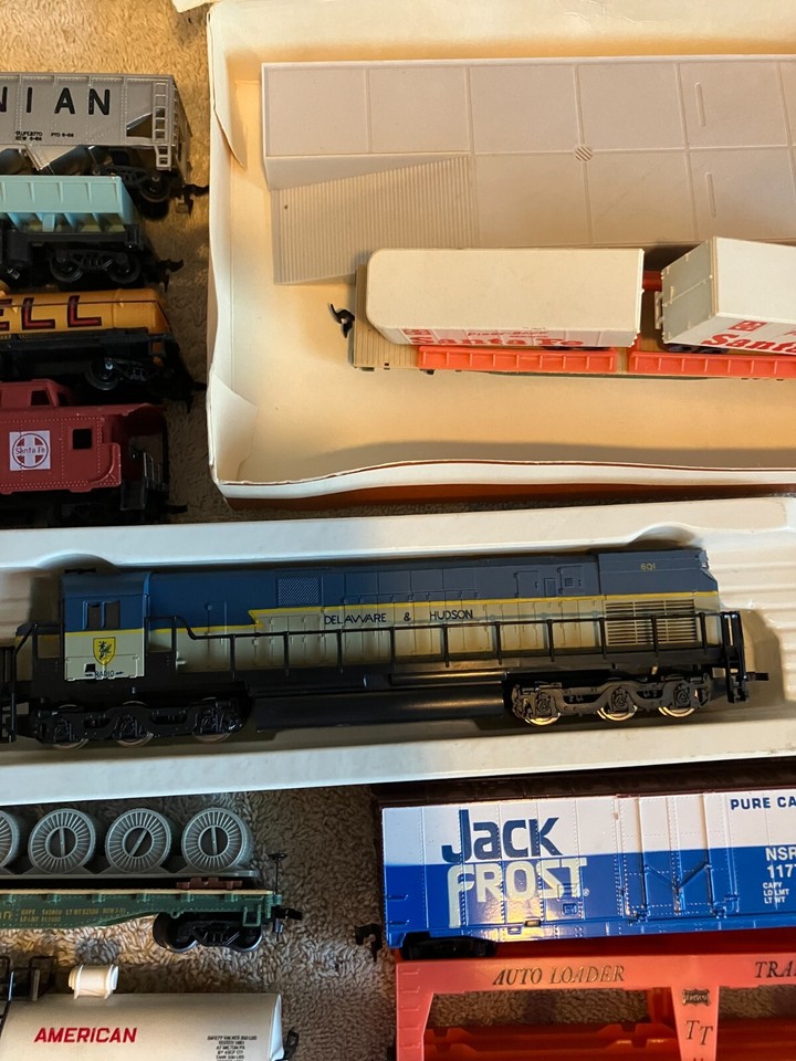 Lot of 11 HO Scale Train Car Rolling Stock Various Brands All Different ...