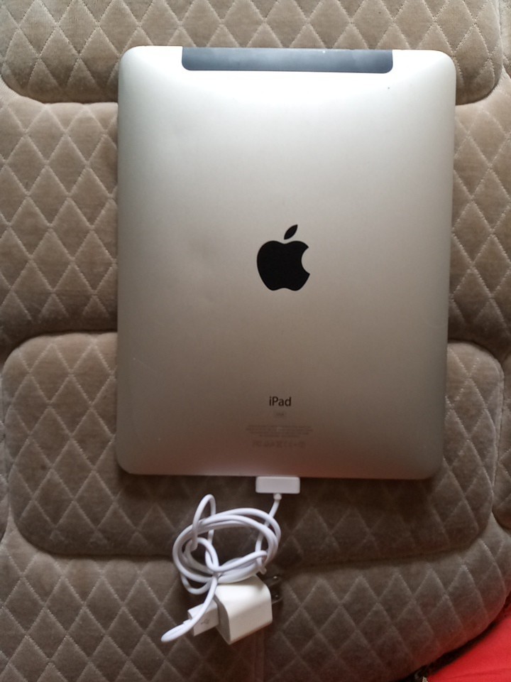 Apple IPad 32 GB Model A1337 Class B Serial GB01849XETU. Comes With ...