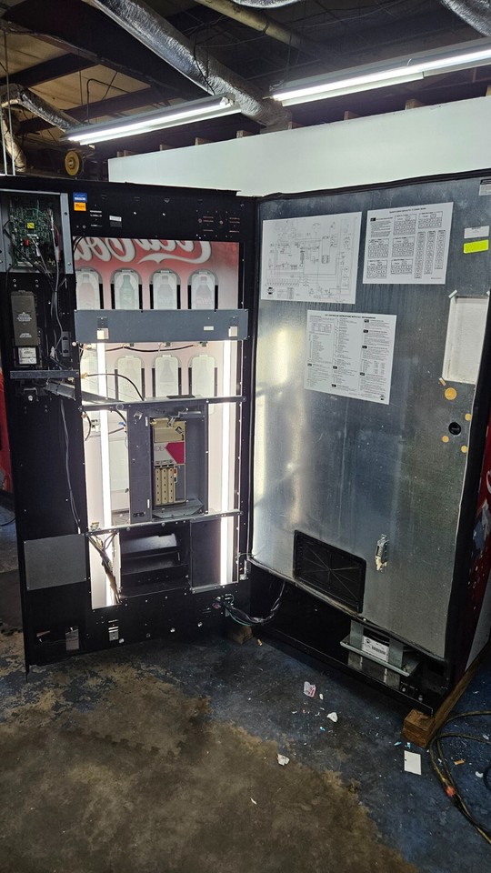 Royal Vendors 660-8 Coca-Cola 8 Selection Cans And Bottles Soda Machine ...