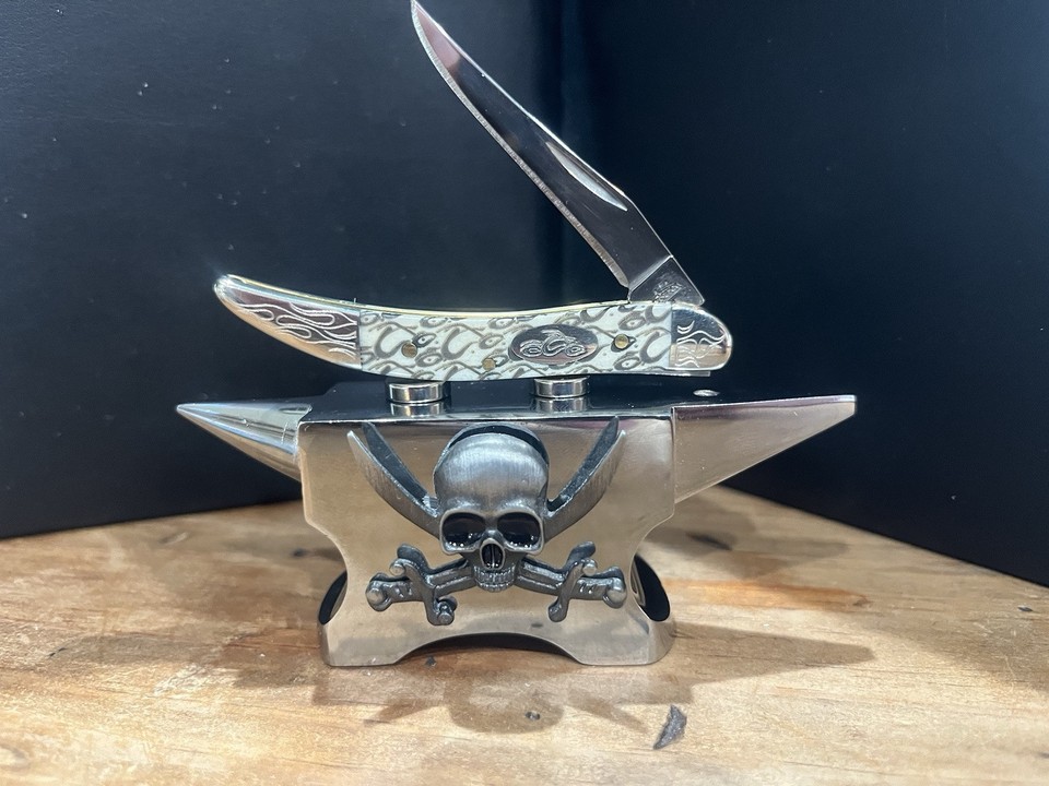 Case XX Skull 1LB Knife Display Anvil. Very Cool. Knife Not Included ...