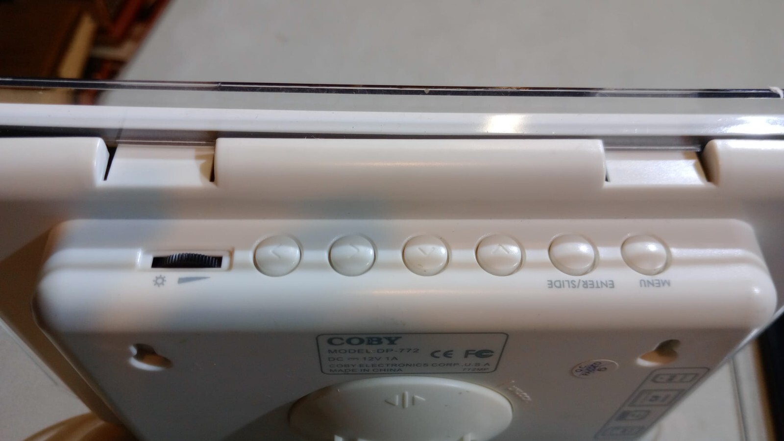 Genuine Coby (DP-772) White 7" (Inch) Screen Digital Photo Frame w/ MP3 ...