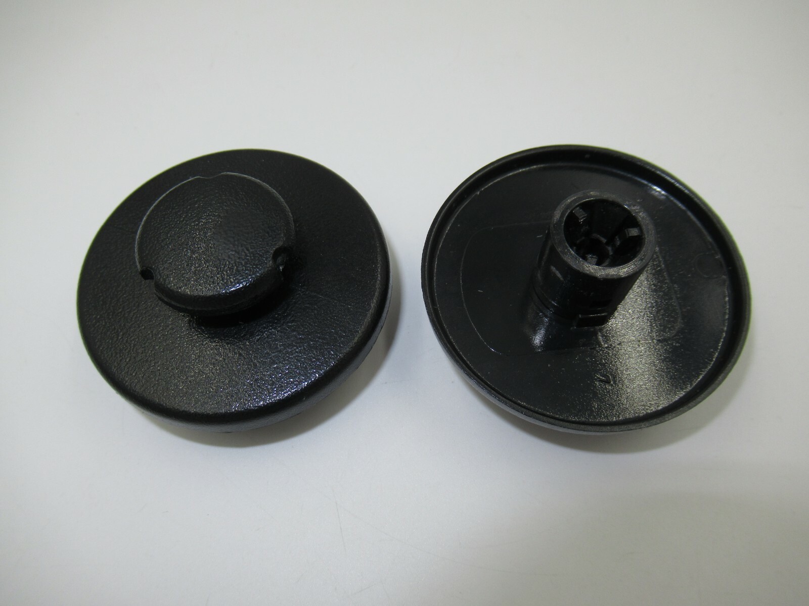 Cadillac CTS TRUNK CARPET RETAINERS (2) floor cover 25691080 cargo net ...