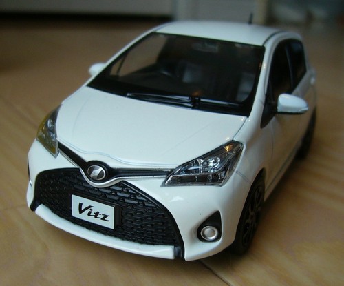 Toyota 1/30 Vitz RS Mid Model Color Sample 040 Super White II Diecast ...