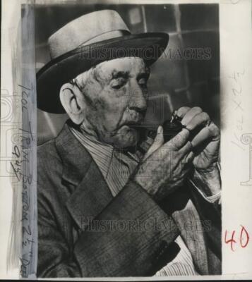 1953 Press Photo Civil War Veteran William Townsend smokes a pipe ...
