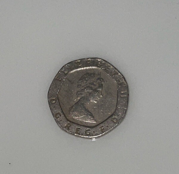 1982 United Kingdom 20 Pence Queen Elizabeth II Tudor Rose/Hexagon RARE ...