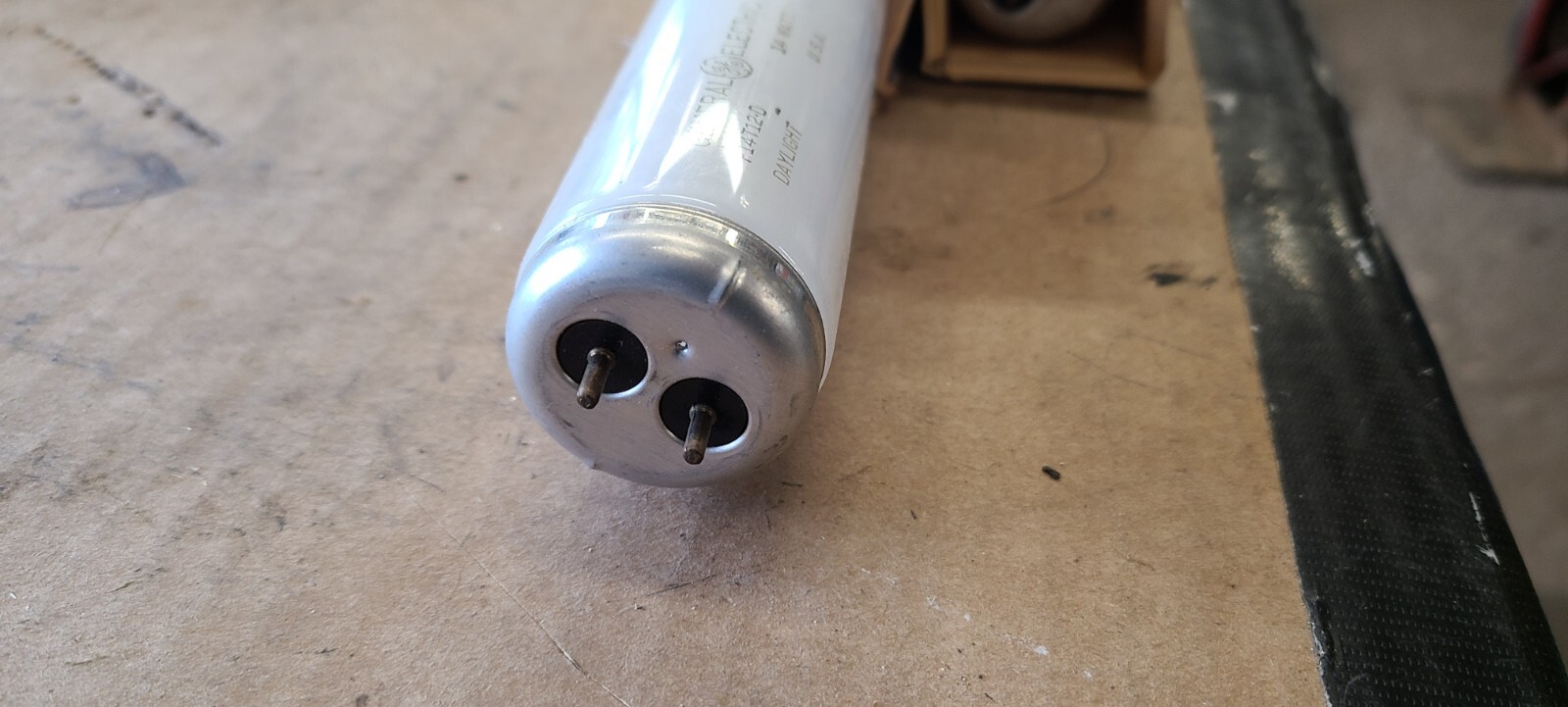 LOT OF 2 GE F14T12/D FLUORESCENT LAMP/BULB 14W COLOR TEMP DAYLIGHT 15 ...