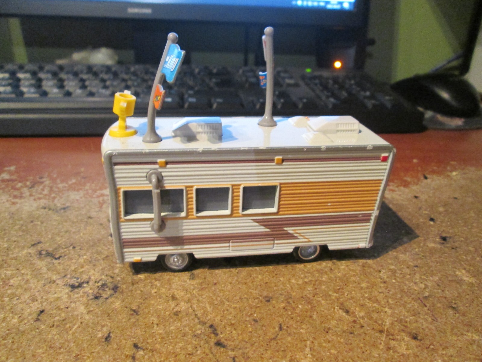 Disney Cars Cars 3 Dinoco 400 Van Scanlane Diecast Car NIP