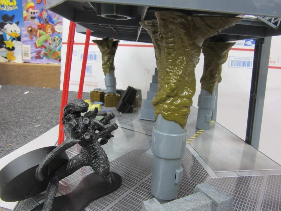 Aliens Deluxe movie playset w/ xenomorph ladder fence Tree House Kids ...