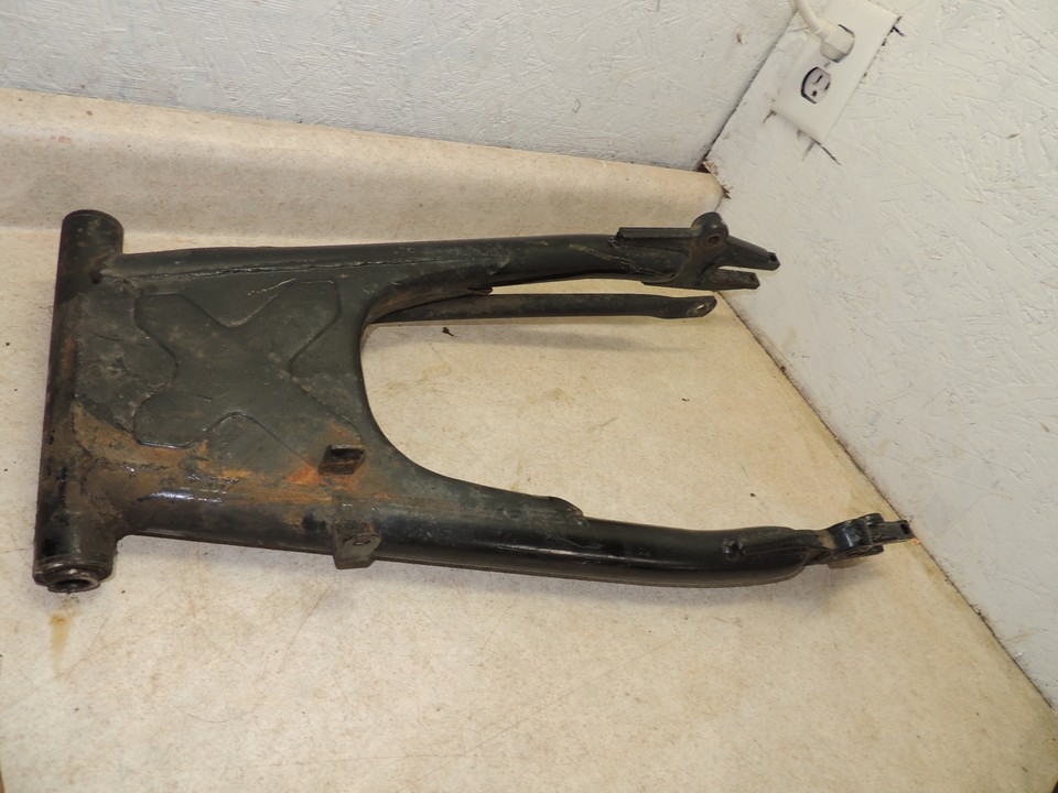 1983 1982 Suzuki GS750T Swing Arm 6110045880019, 6431144000019 Rear ...