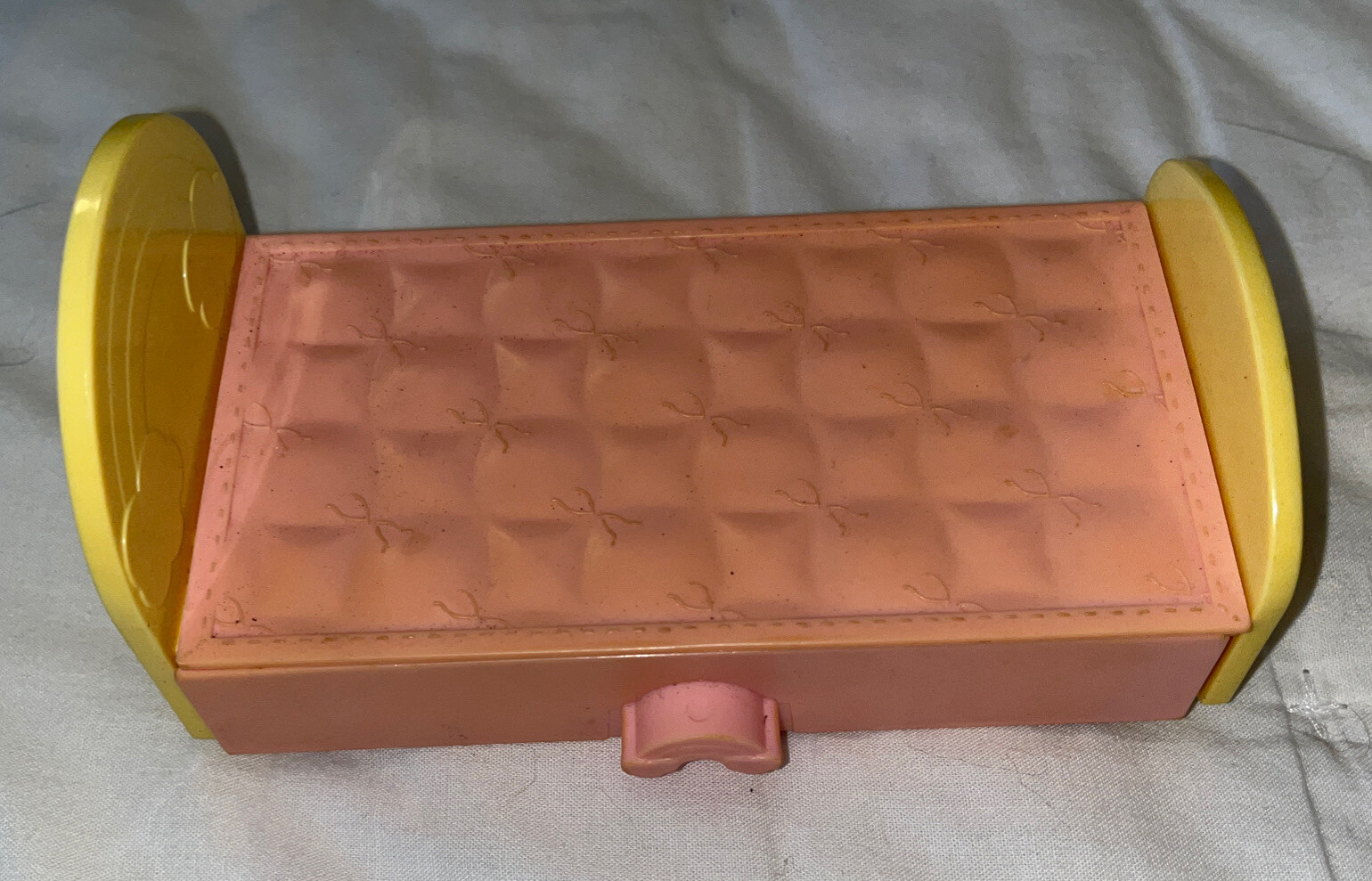 Kelly Barbie Mattel LOVE 'N CARE DOLL BED Chicken pox Pink Yellow | eBay