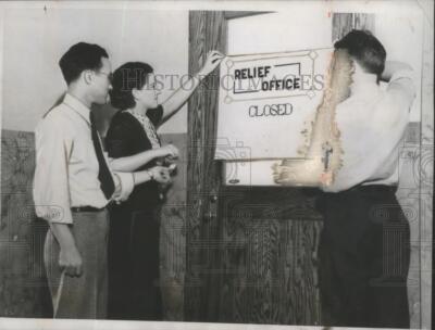1935 Press Photo Employees of the Hughes County Relief putting up ...