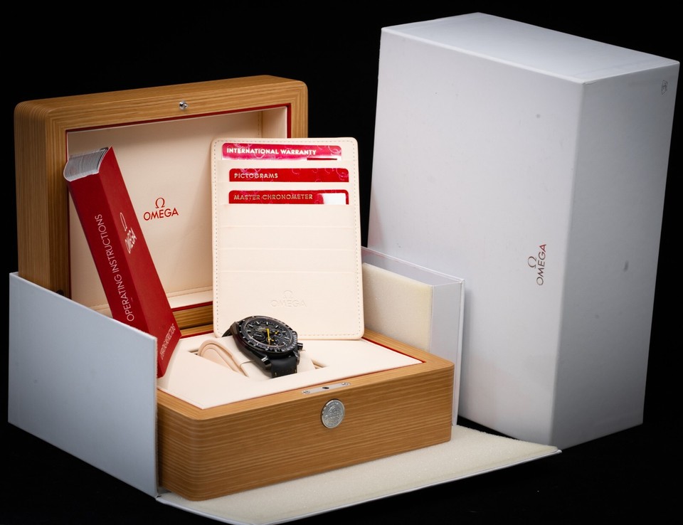 Omega Speedmaster Apollo 8 Dark Side of The Moon 310.92.44.50.01.001 ...