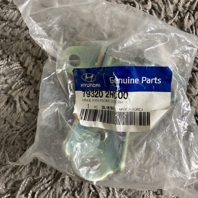 Genuine Hyundai Ix35 Front Door Upper Lower Hinge RH - 793202H000 for ...