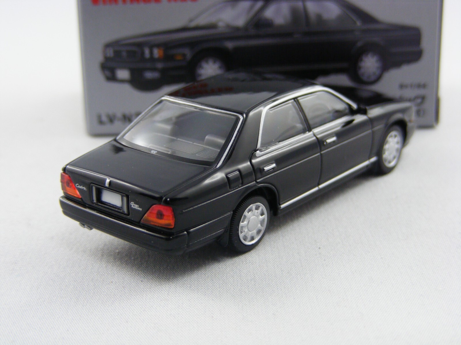 91 Nissan Cedric V30 GT SV schwarz,Tomytec Tomica Lim.Vintage Neo LV ...