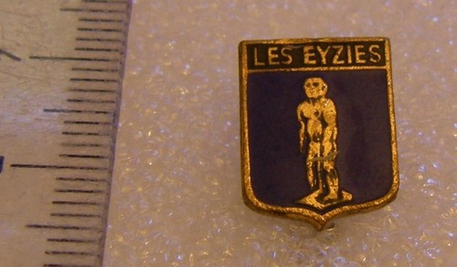 BROCHE ANCIENNE BLASON LES EYZIES STATUE DE L'HOMME PRIMITIF CRO MAGNON ...