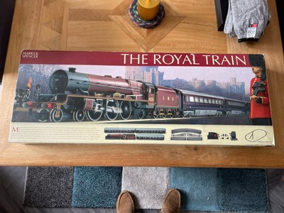 HORNBY R1045 THE ROYAL TRAIN SET ( MARKS & SPENCER ) NB: NO LOCOMOTIVE ...