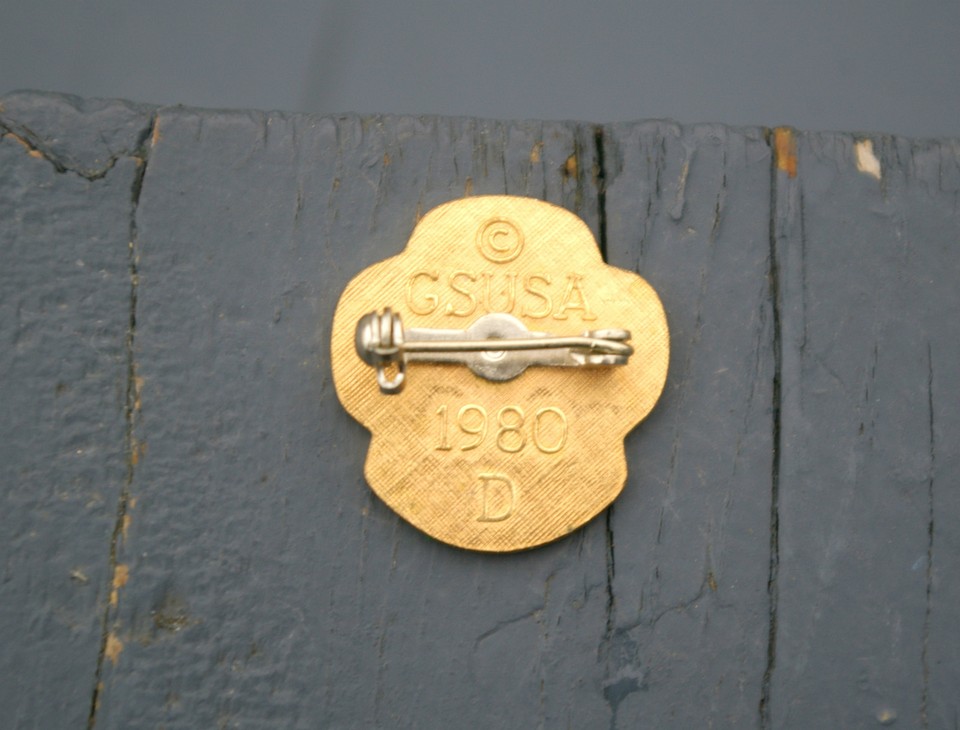 Green 1980 Girl Scouts GSUSA 1980 C Metal & Enamel Lapel Pin Pinback ...