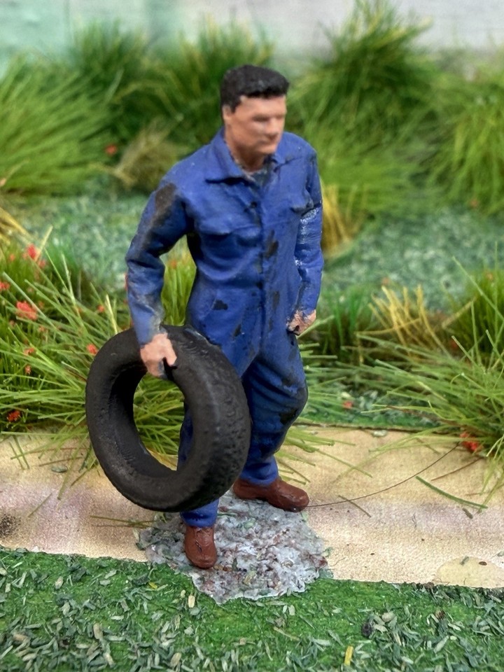 OO GAUGE MODEL Railway Mechanic Holding Tyre Figure 3d Printed Hand ...