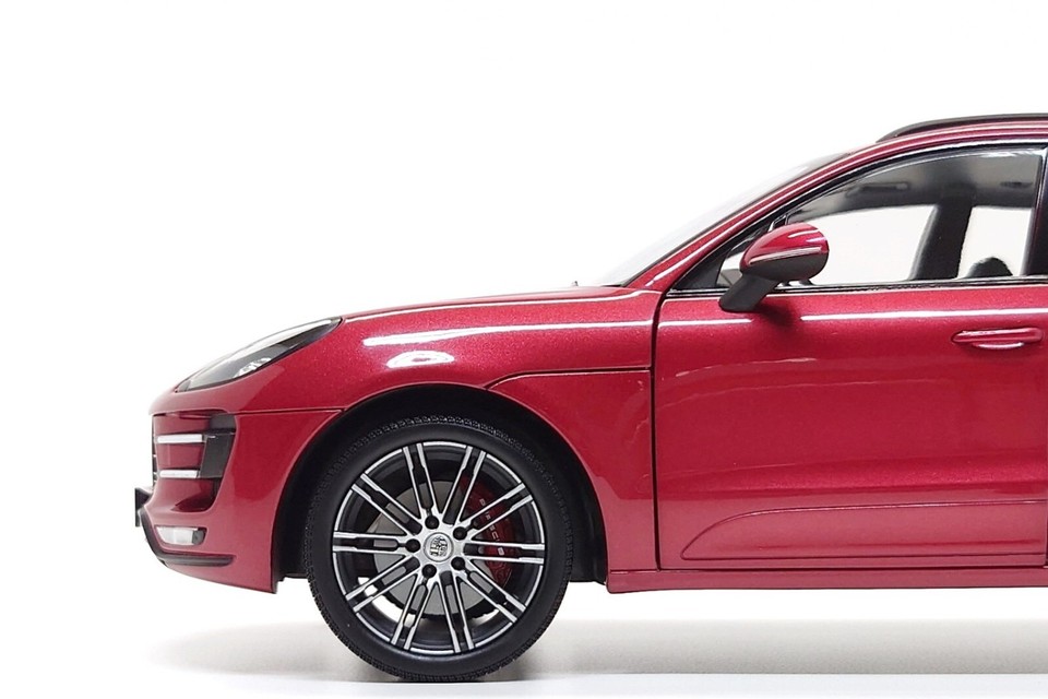 Minichamps 1:18 Porsche Macan Turbo in Impulse Red Metallic | eBay