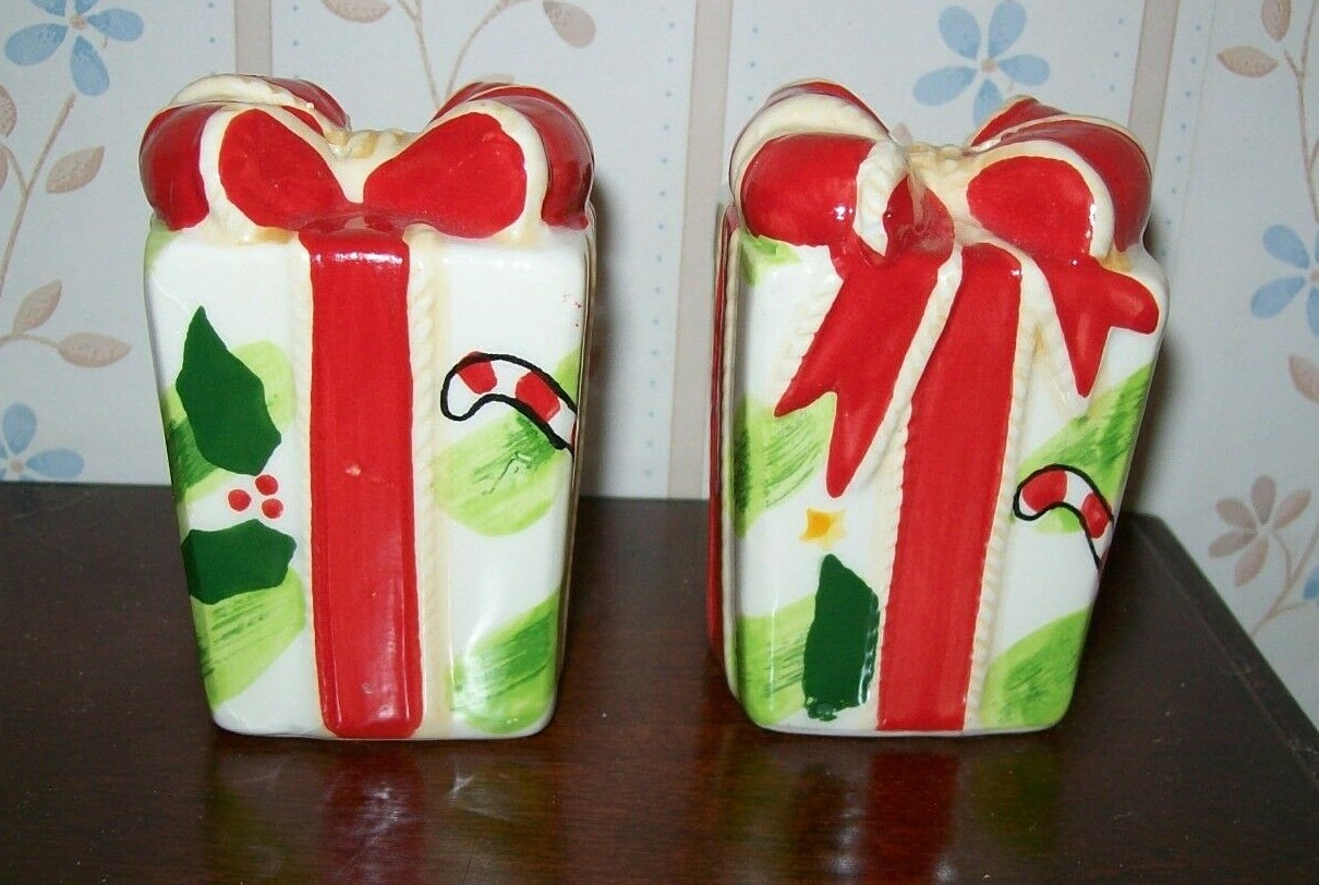 3" Ceramic Christmas Presents Red Bows Salt & Pepper Shakers | eBay