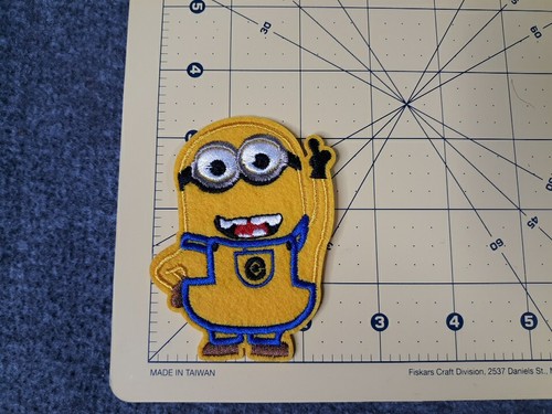 Despicable Me #1 Pointing Minion Felt Embroidered Iron On Sewing Patch ...