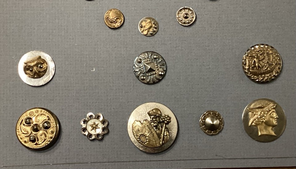 CARD OF 30 ANTIQUE BUTTONS STEEL PLATES AND STEEL CUPS MANY PICTORIALS ...