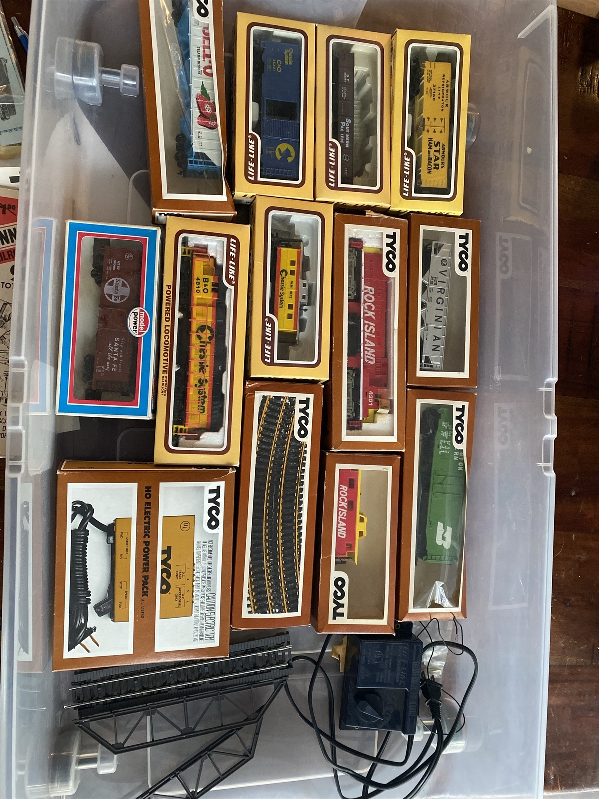 vintage HO scale Tyco train set assortment of cars one engine small ...