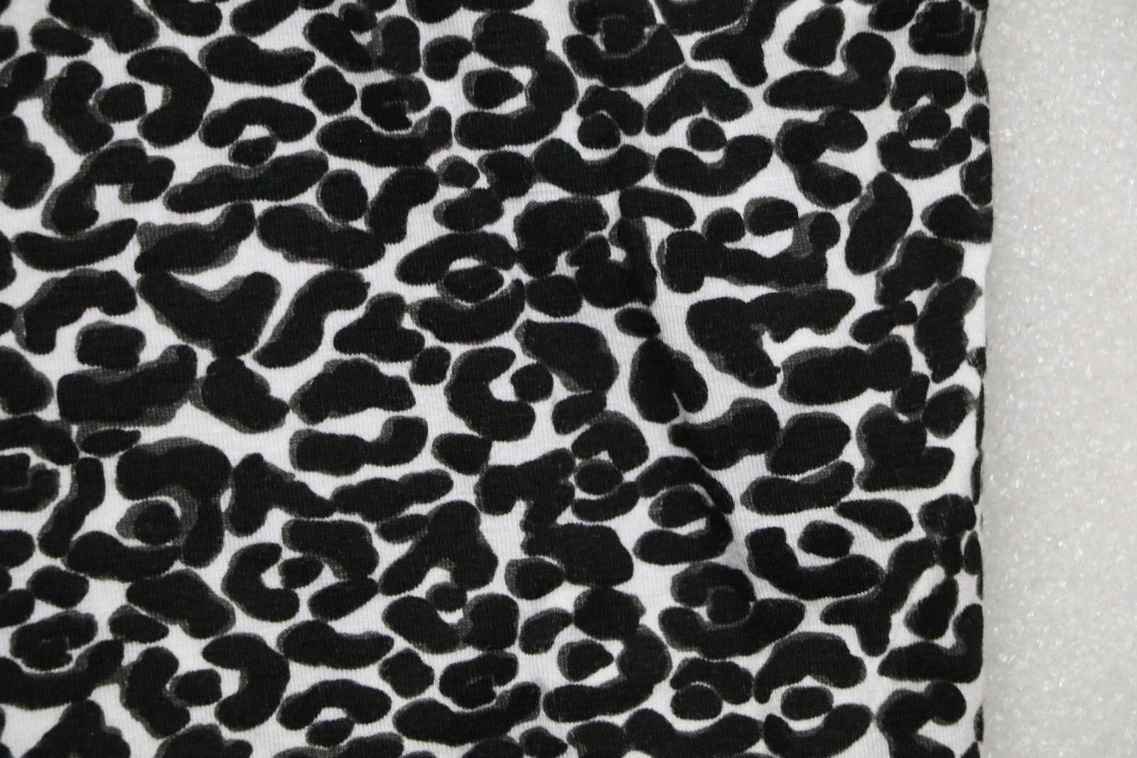 A LA CARTE WOMEN'S SIZE M BLACK & WHITE LEOPARD PRINT SLEEVELESS TOP V ...