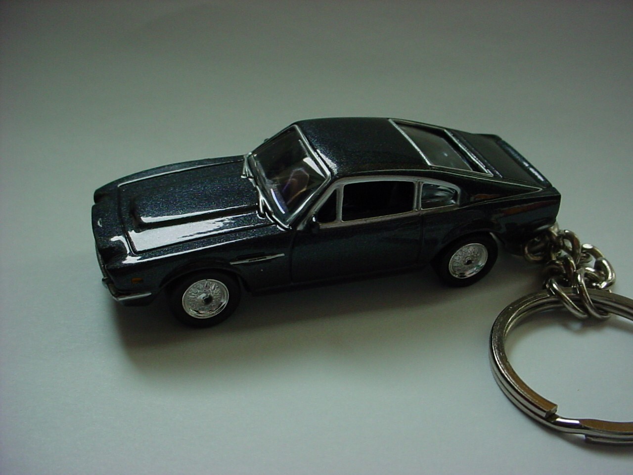 HOT 3D 1987 ASTON MARTIN V8 CUSTOM KEYCHAIN key keyring JAMES BOND 007 ...