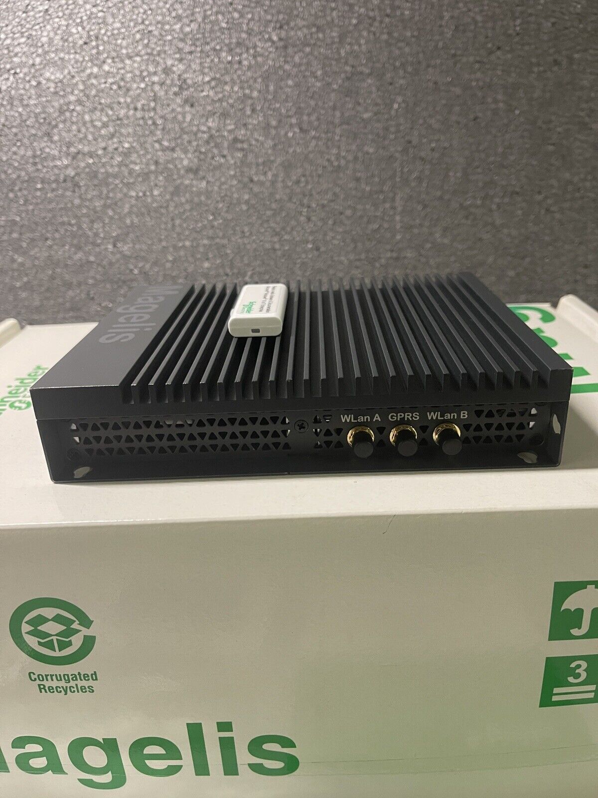 SCHNEIDER ELECTRIC IPC HMIBMPMA5DD1101 / PC industriel MAGELIS / Avec ...