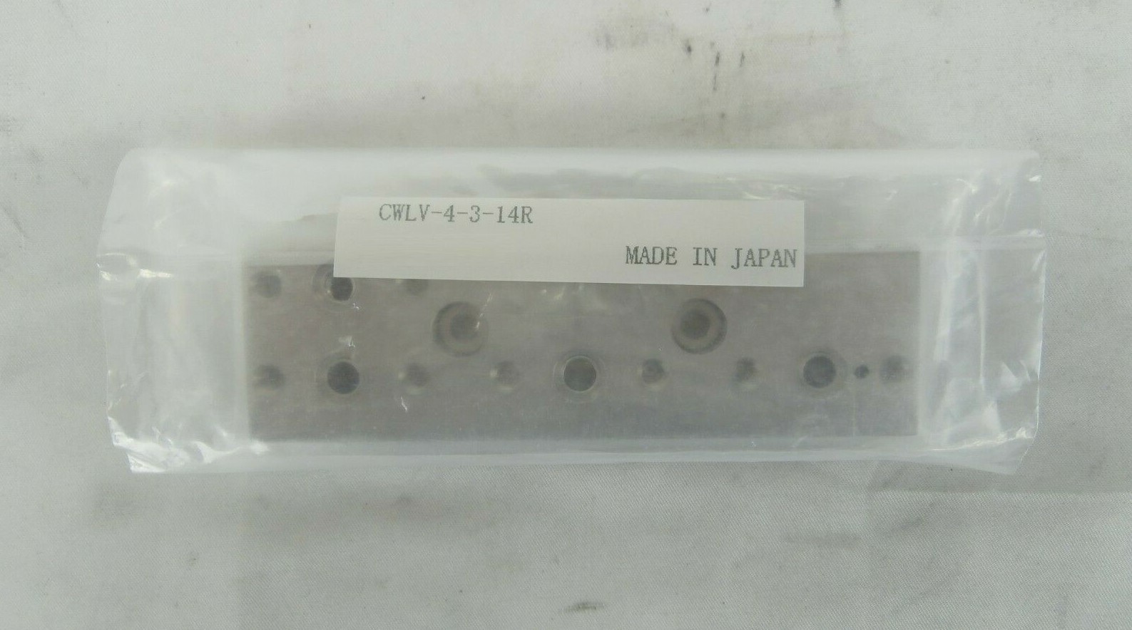 Fujikin CWLV-4-3-14R Block with Seal 1.125 Right Gas Feed Reseller Lot ...