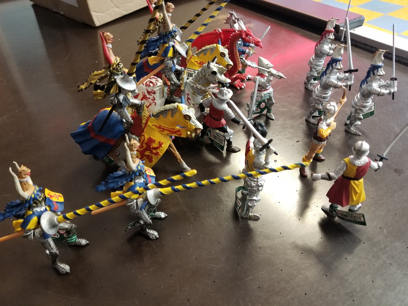 Lot of 18 MEDIEVAL Action Figures Knights And Horses SAFARI LTD Hand ...