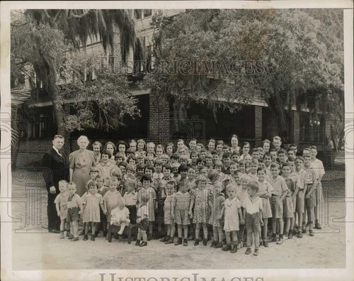 1939 Press Photo Reverend and Mrs. Fred Markert with children at their ...
