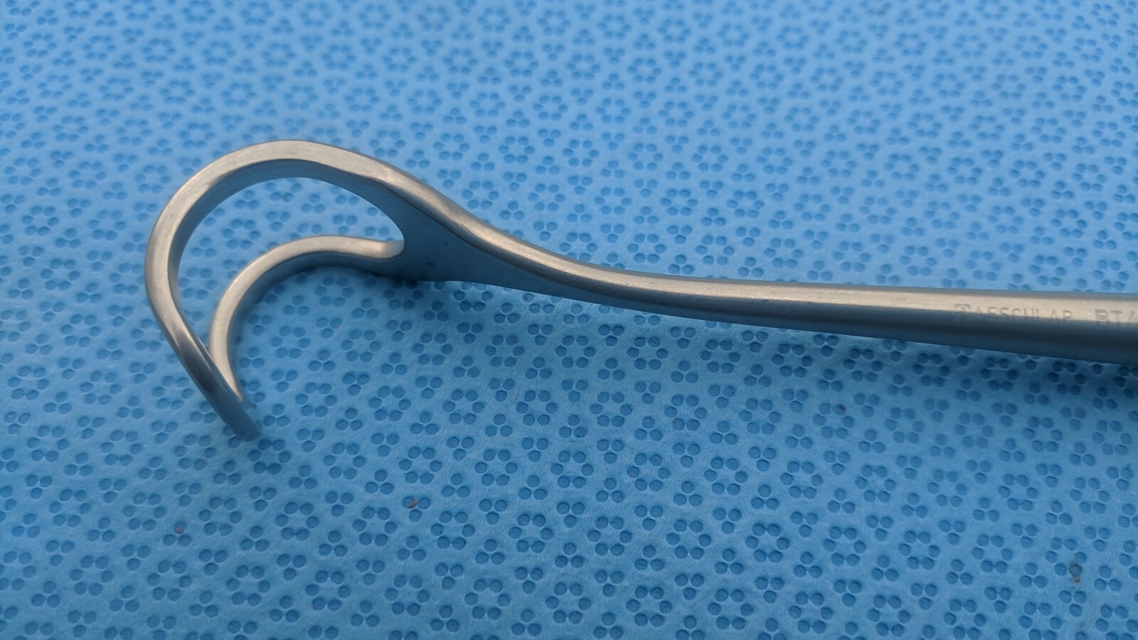 AESCULAP BT408R GREEN RETRACTOR 8-1/2" Green Retractor Fenestrated ...