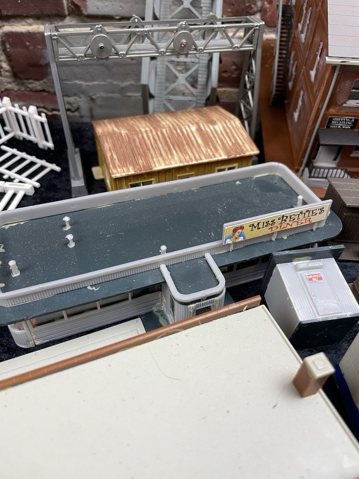 HUGE LOT 134 PC WALTHERS HO KITS, SIGNS, LAMPS, PEOPLE, CARS ...