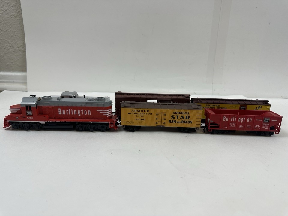 Tyco Mantua GP20 Diesel Locomotive Burlington 5628 HO Scale w/ Cars LOT ...