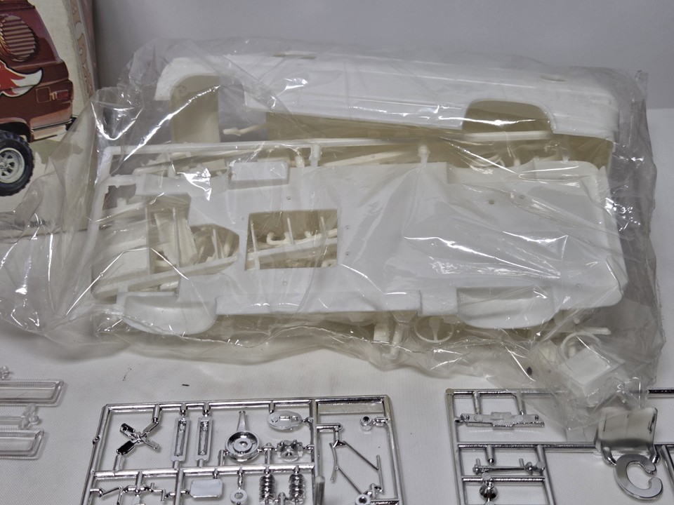 AMT Foxy Box Chevy Custom Street Van Model Kit T403 602 1/25 Scale | eBay