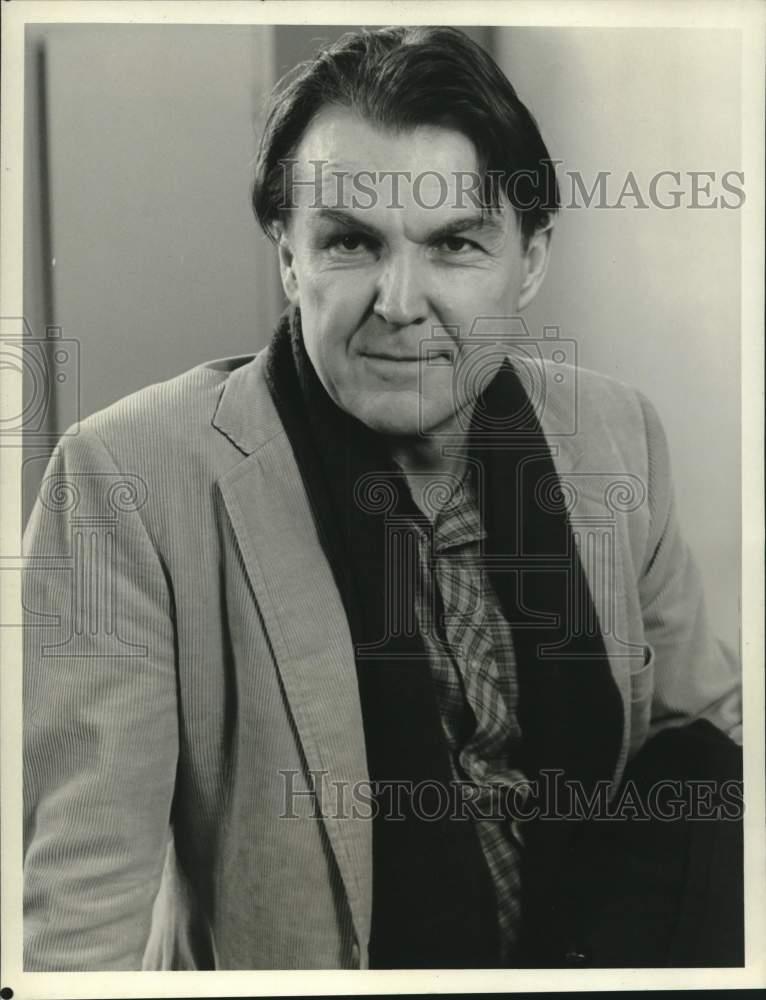 1982 Press Photo Actor Anthony Zerbe guests stars as a nurse in "Nurse ...