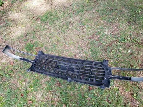 GM 15764316 Genuine OEM 1999-2006 Sierra Yukon Radiator Grille 19130787 ...
