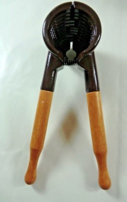 NUTCRACKER Best Nut DESIGN METAL SPRING LOADED WOOD HANDLE WALNUT Pecan ...