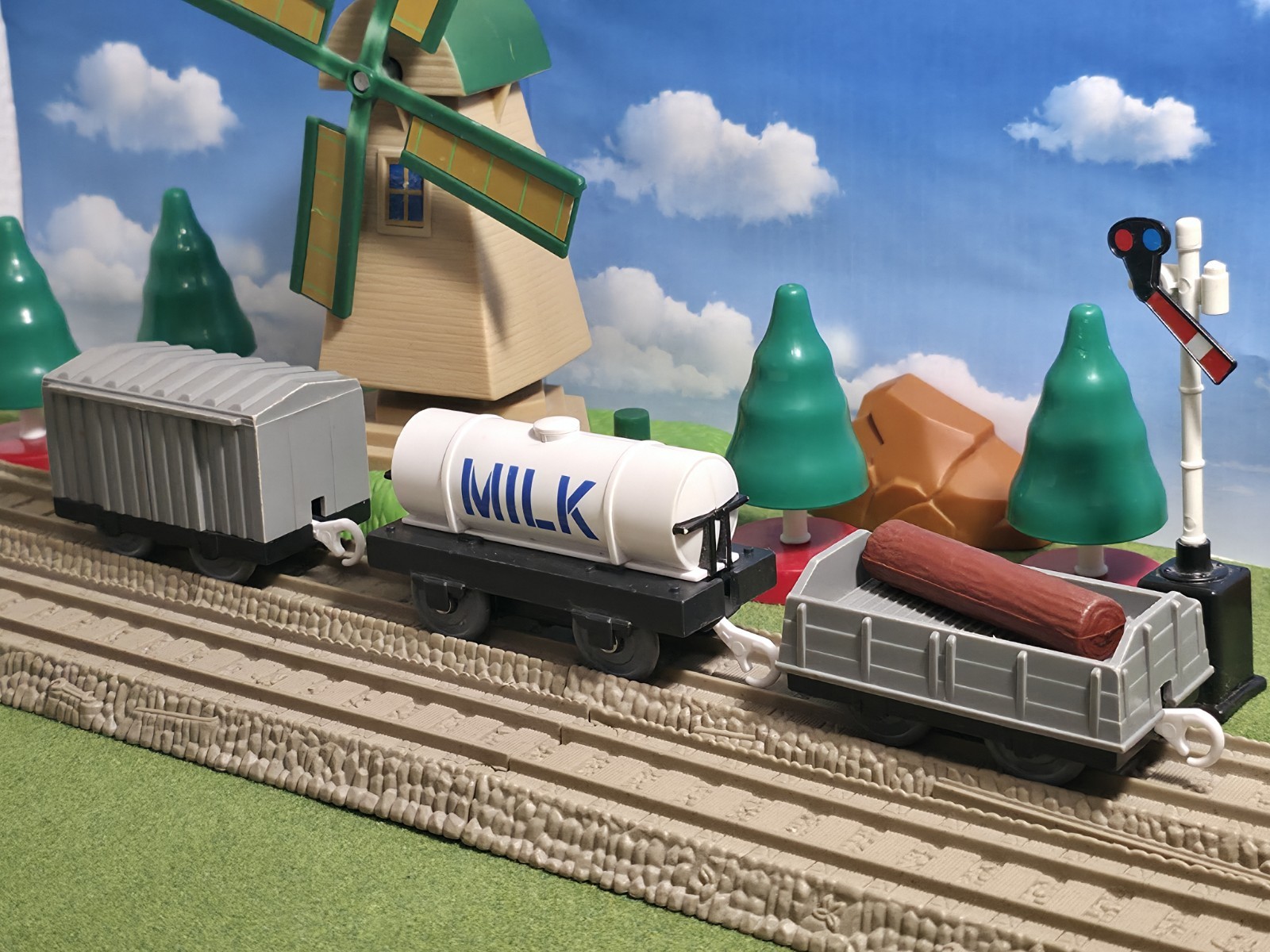 TOMY Trackmaster Thomas & Friends Milk Tanker Log Cargo Boxcar Van ...