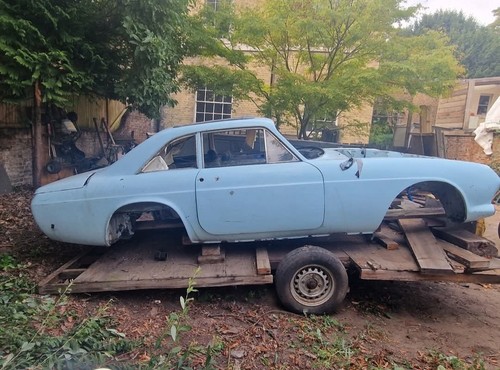 Classic Reliant Scimitar SE4 A. Fibreglass body shell and chasis in ...
