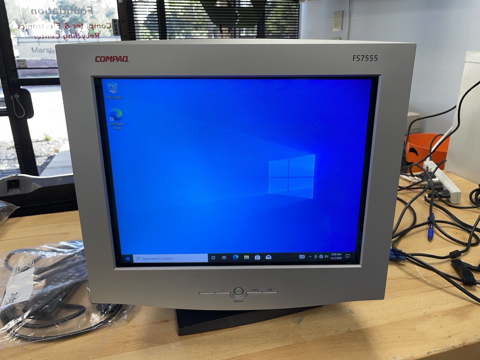 Compaq FS 7555 17-Inch VGA CRT Monitor - Tested Working with Cables