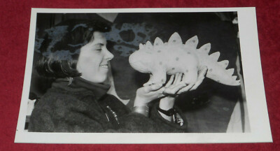 1988 Press Photo Artist Robin Bergman Holds Marcella Stasa Ceramic ...