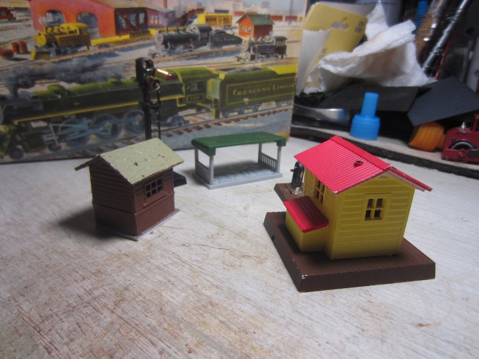 HO train buildings; Lot of three trackside structures & a signal tower ...