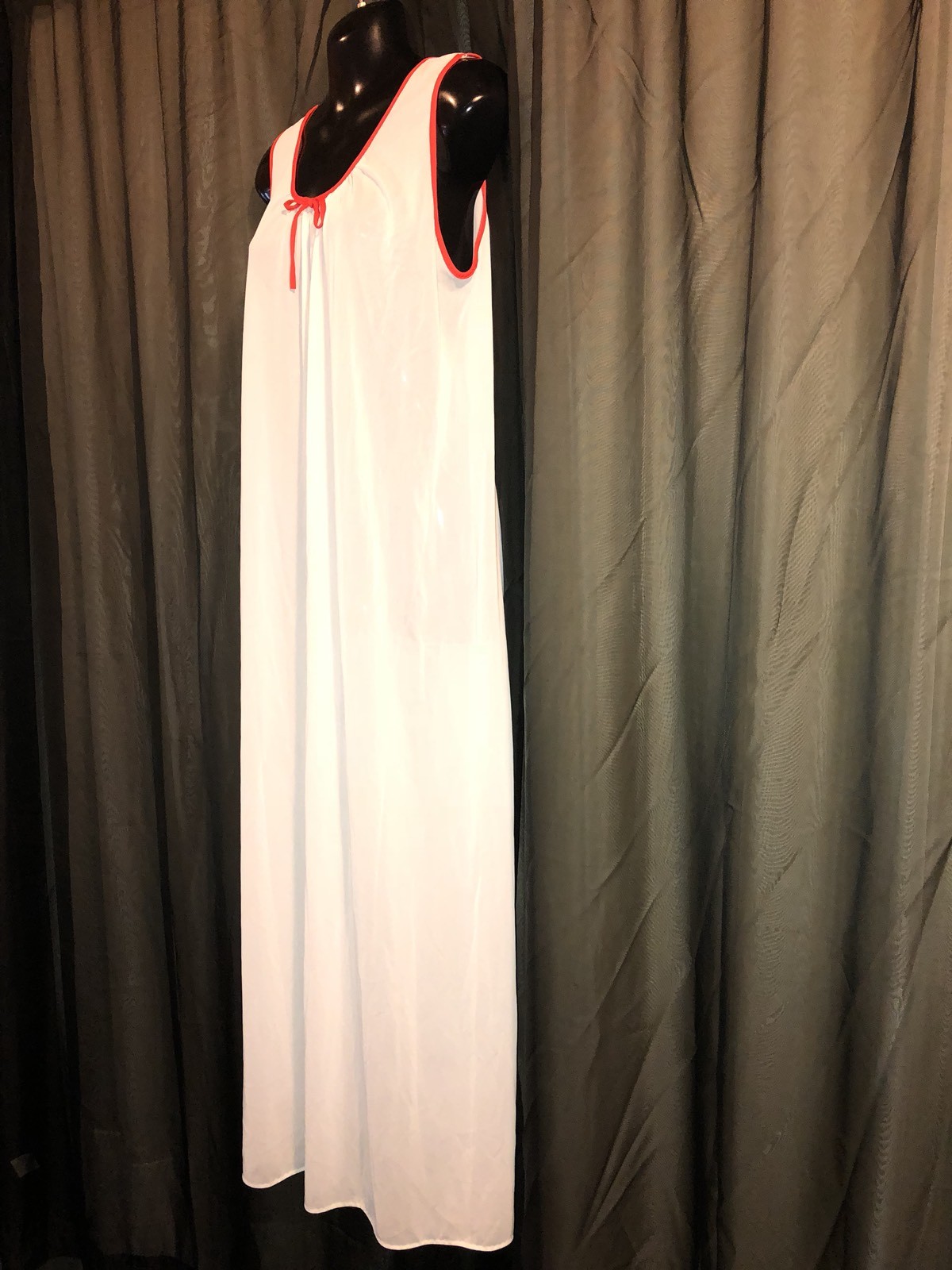 Vtg. WHITE Nylon Night Gown Nightgown Size SMALL - Gem