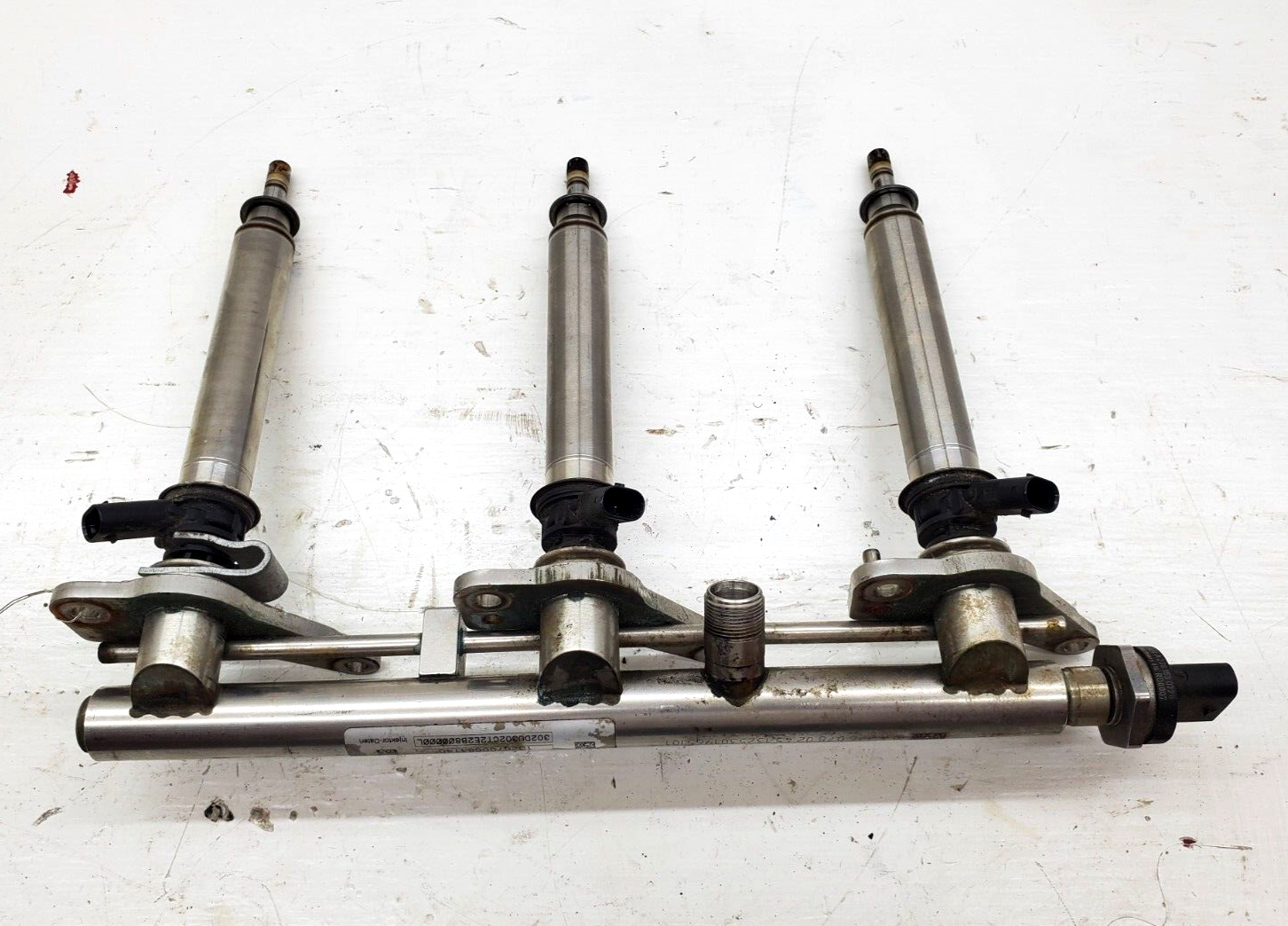 2012-2014 MERCEDES C300 OEM LEFT SIDE FUEL INJECTOR RAIL A2760703995 | eBay