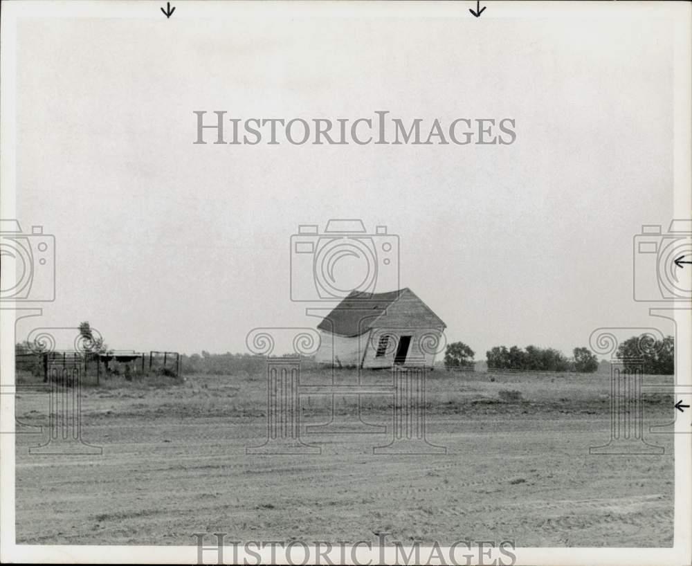1974 Press Photo Old-Sway Backed Building North of Carthage, Texas on ...